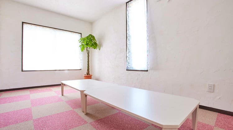 厚別の住宅街にある静かなカフェの2階スペースの写真1