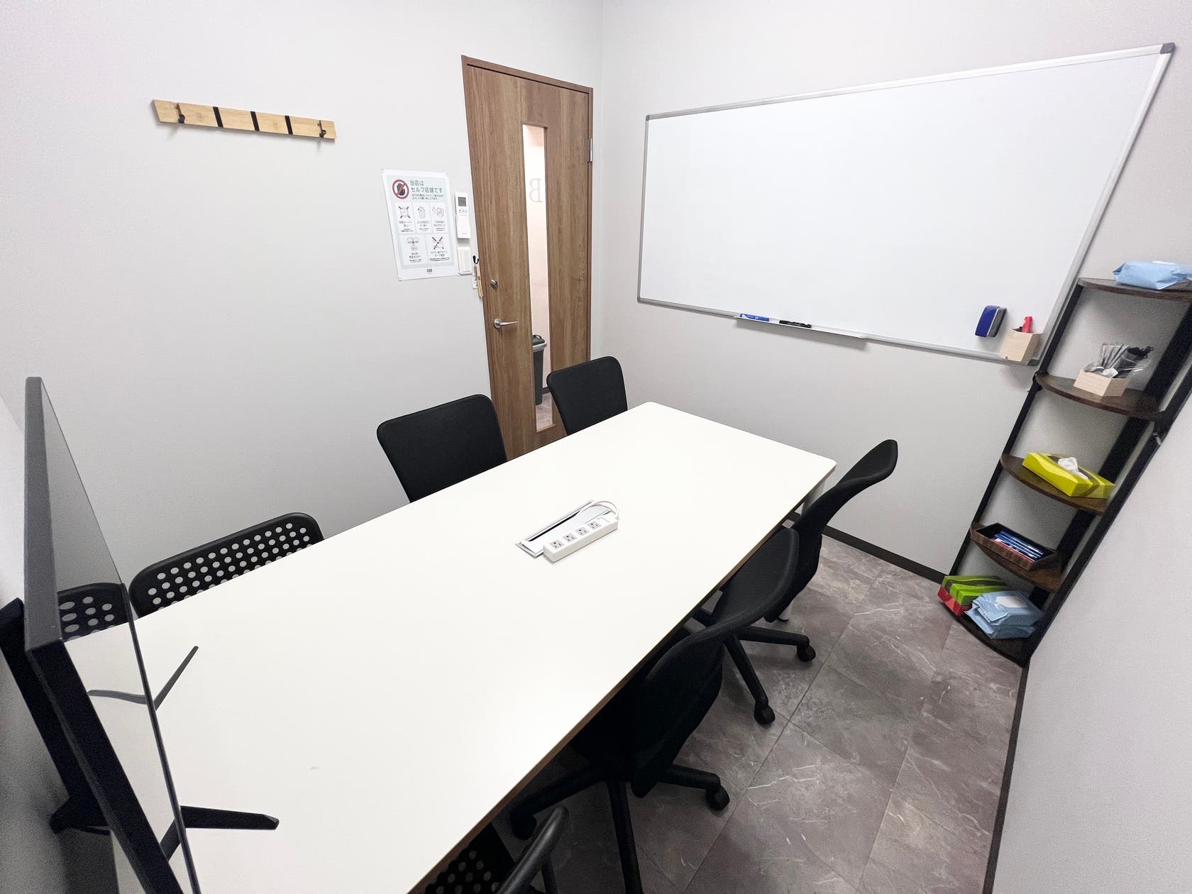 【原宿駅竹下口徒歩1分！】6名会議室（RoomB）の写真3
