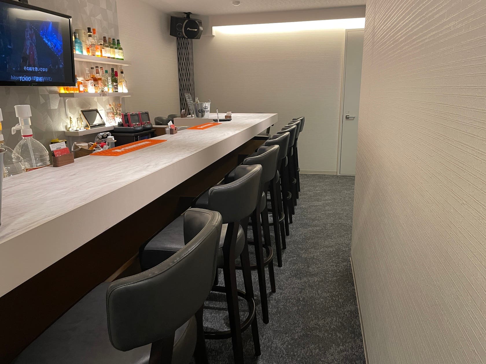 【新宿から電車で10分！】荻窪駅1分★カラオケBAR♬リピート多数！！白くて綺麗な内装で高級感がありピカピカです✨の写真4