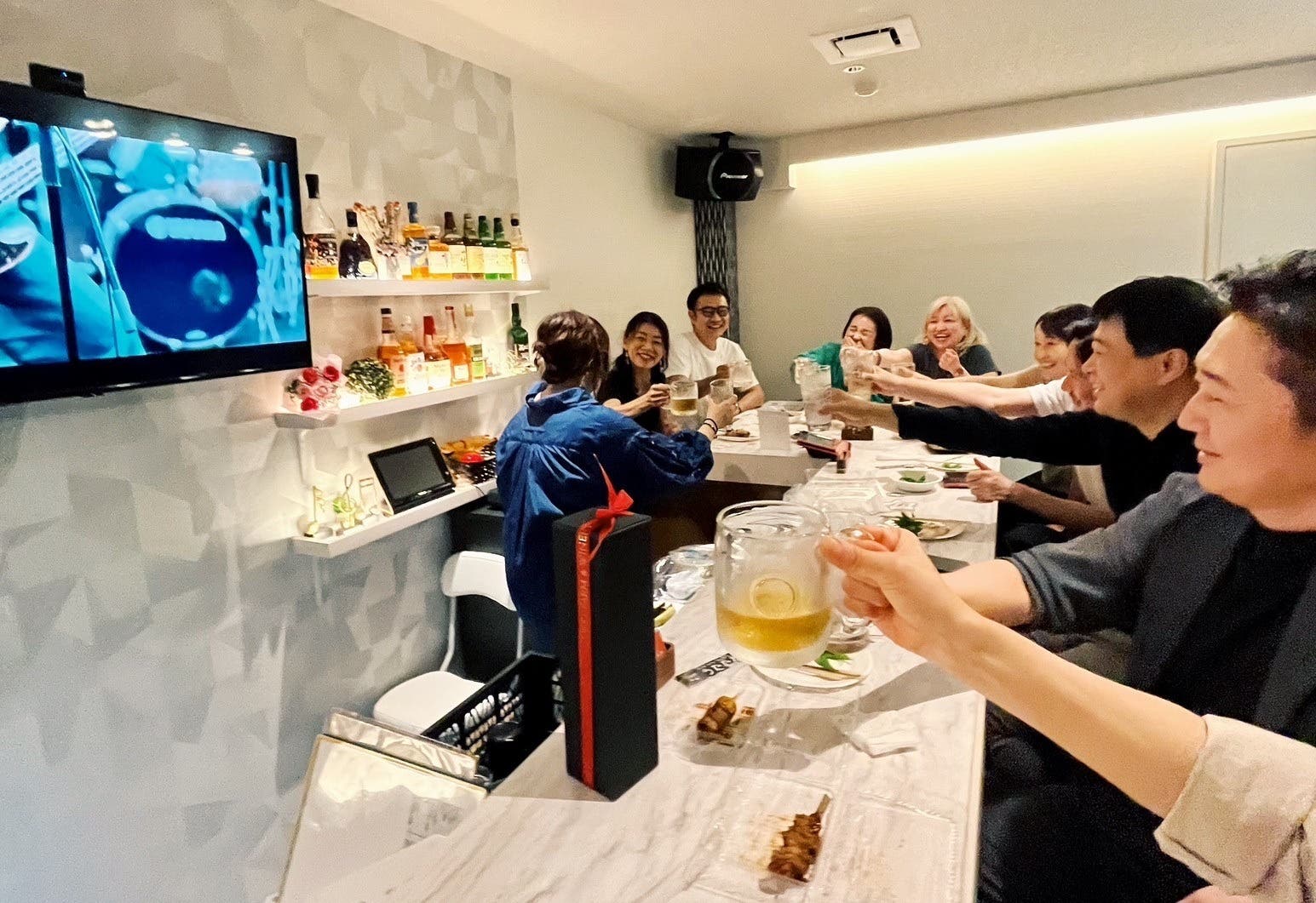 【新宿から電車で10分！】荻窪駅1分★カラオケBAR♬リピート多数！！白くて綺麗な内装で高級感がありピカピカです✨の写真6