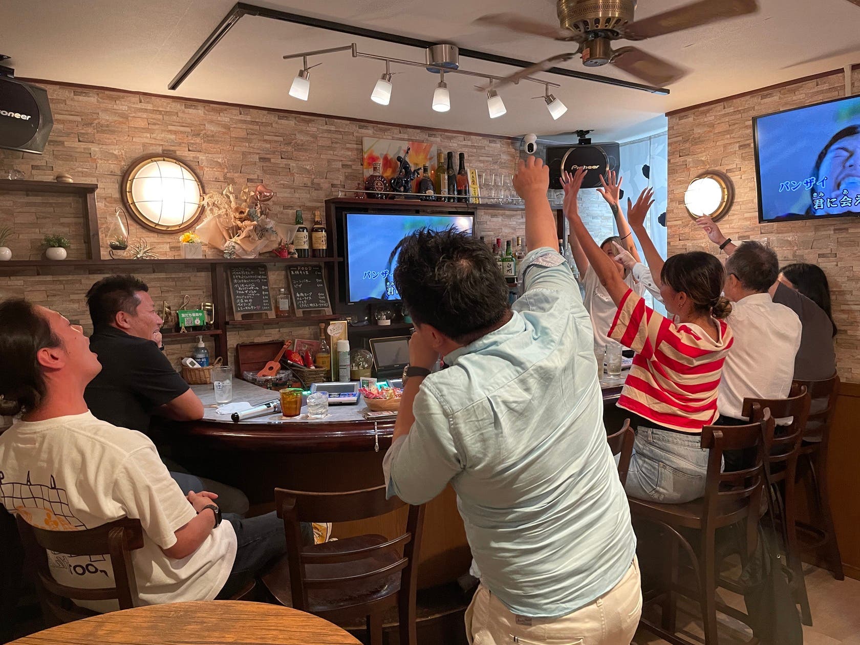 【新宿から電車で10分！】阿佐ヶ谷駅2分★カラオケBAR♬清潔でカフェのような温かみのある内装✨禁煙🚭の写真2