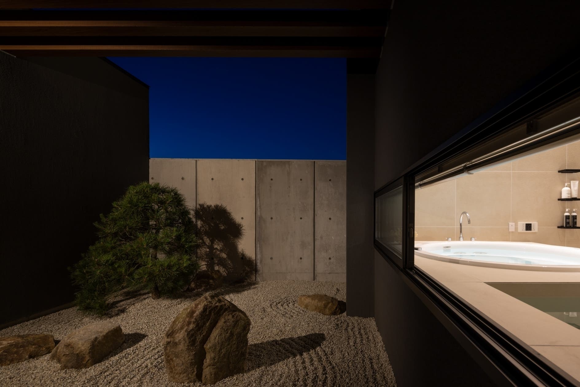 【プール！サウナ！岩盤浴にカラオケ！超豪華設備を揃えた大型別荘でひとときを】の写真8