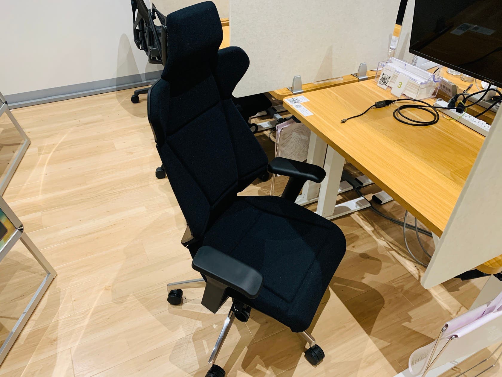 🌟定価17万円の高級チェア席🌟【新宿駅徒歩3分｜コワーキングスペース｜7(W)席】無料Wi-Fi/電源/31.5inモニターの写真1