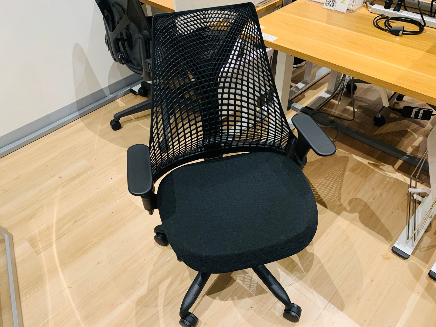 🌟定価11万円の高級チェア席🌟【新宿駅徒歩3分｜コワーキングスペース｜14(W)席】無料Wi-Fi/電源/31.5モニターの写真1