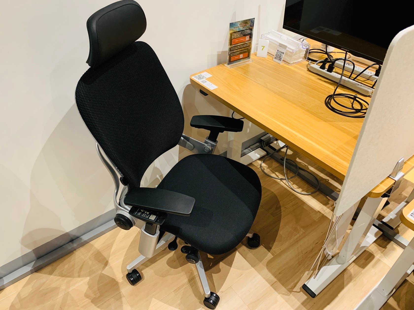 🌟定価18万円の高級チェア席🌟【新宿駅徒歩3分｜コワーキングスペース｜8(W)席】無料Wi-Fi/電源/31.5inモニターの写真1