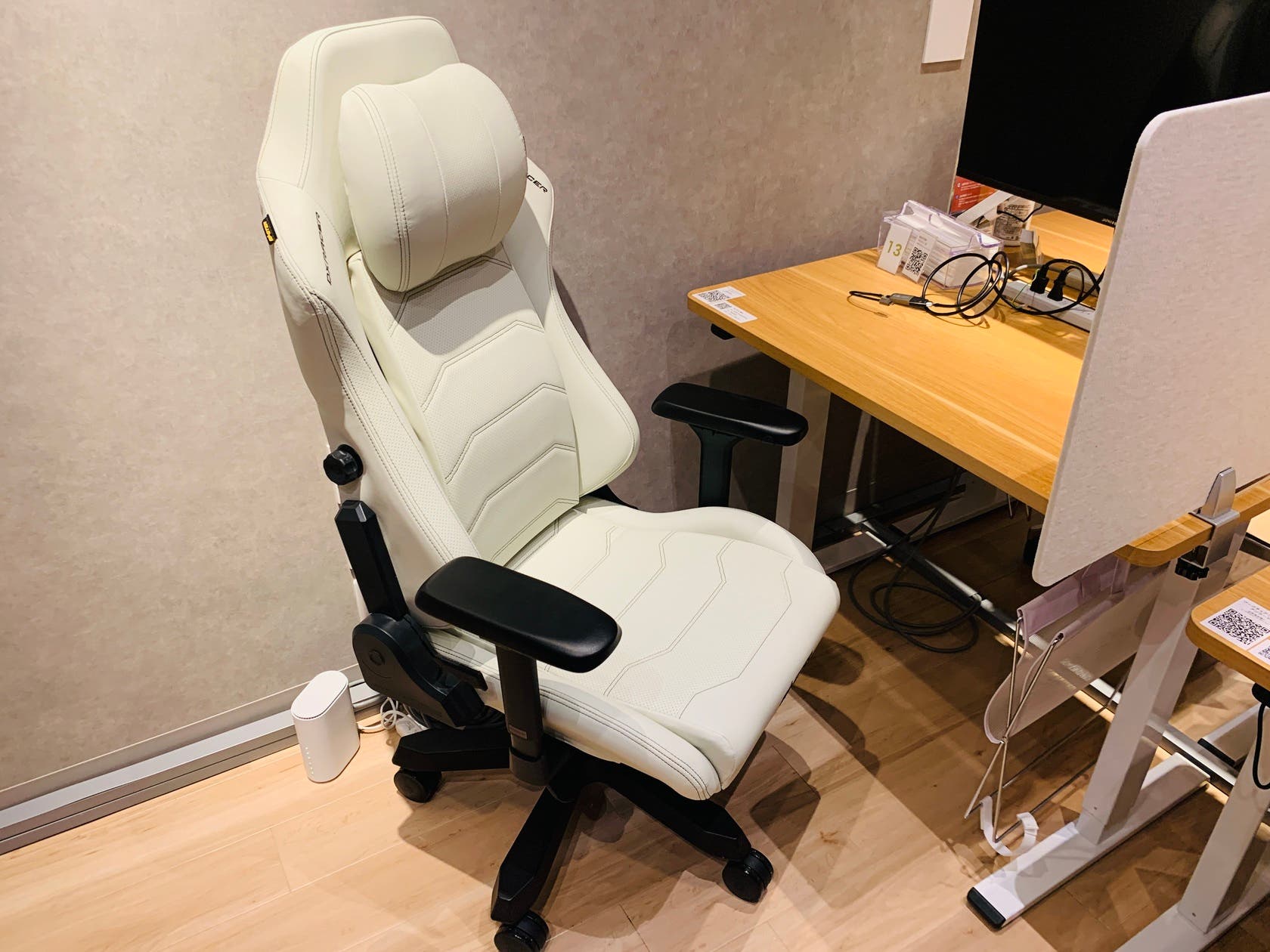 🌟定価7万円の高級チェア席🌟【新宿駅徒歩3分｜コワーキングスペース｜19(W)席】無料Wi-Fi/電源/31.5inモニターの写真1