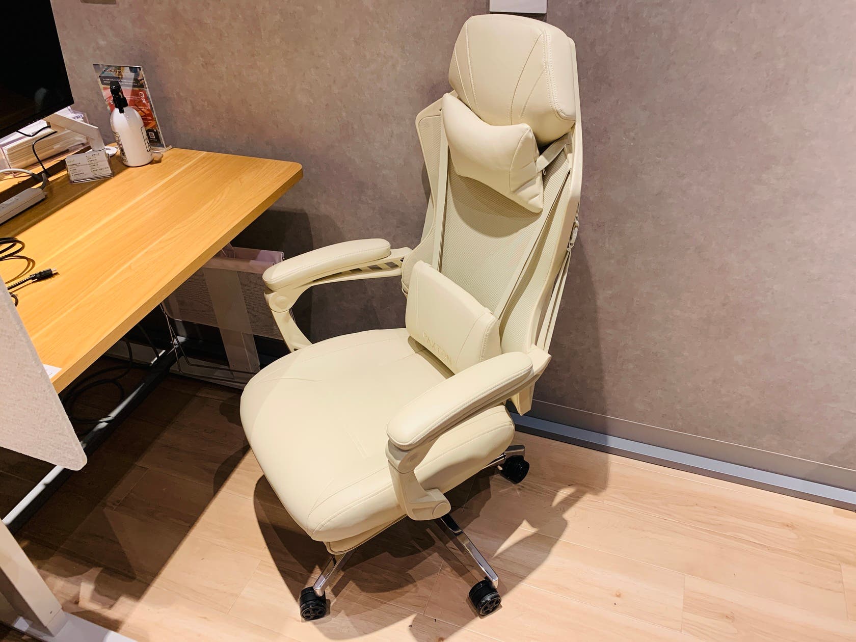 🌟定価8万円の高級チェア席🌟【新宿駅徒歩3分｜コワーキングスペース｜22(W)席】無料Wi-Fi/電源/31.5inモニターの写真1