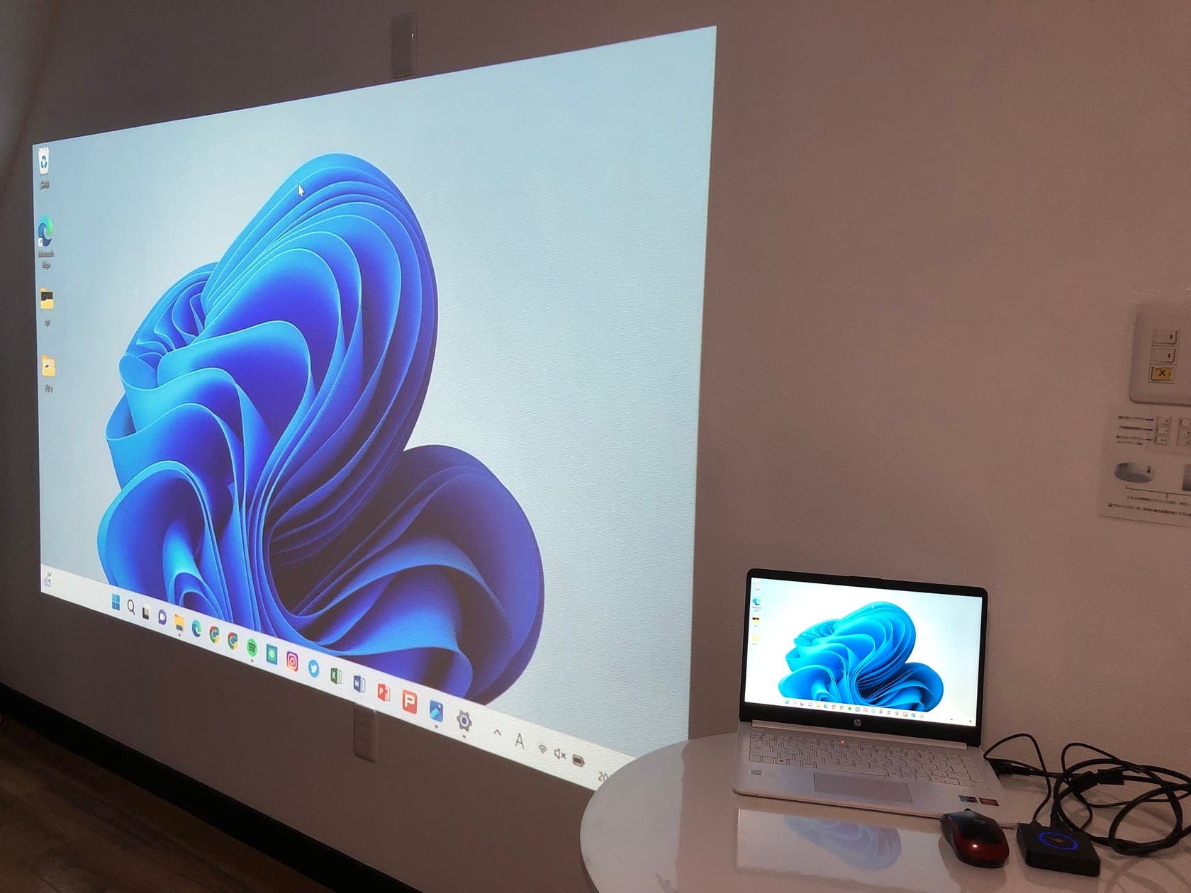 📽【パソコン】をプロジェクターに投影しますの画像1