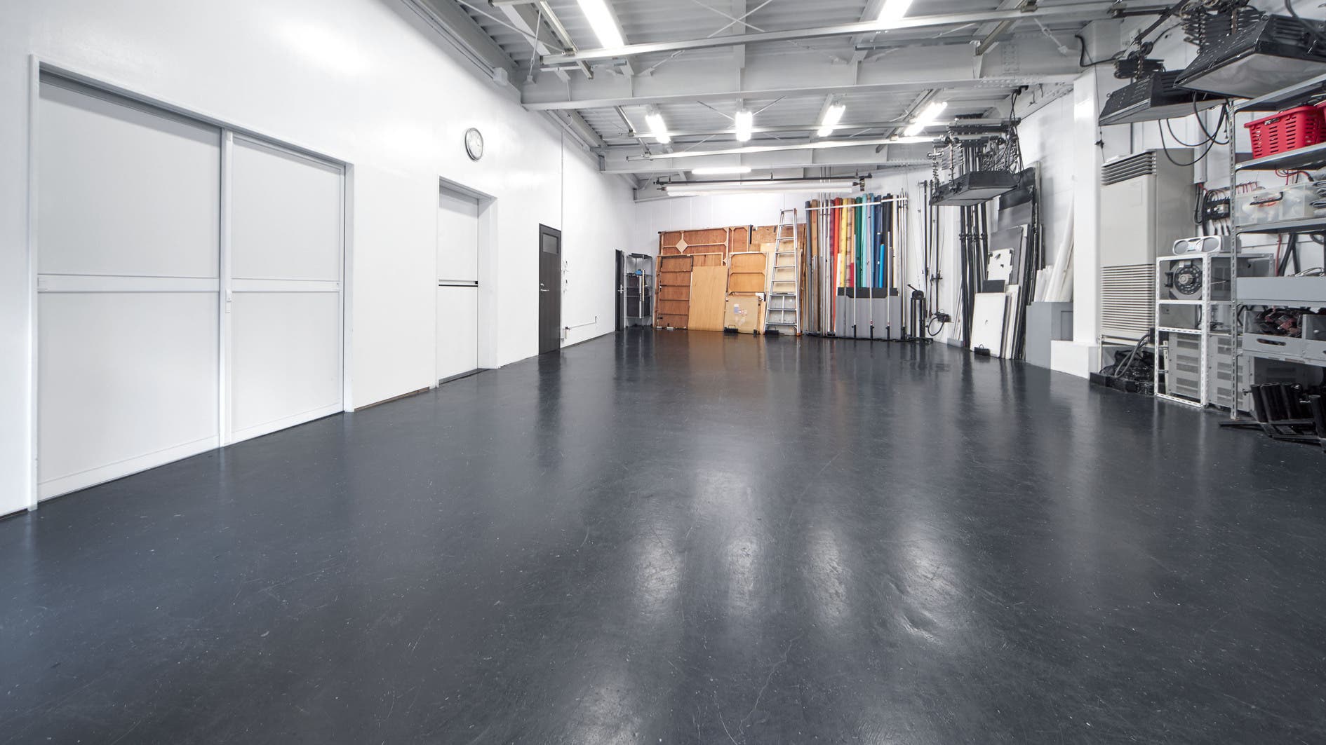 本格写真撮影スタジオ1st 📸商品広告配信動画映像キッチンメイクルーム有女子会パーティ会議椅子机モデル撮影コスプレ展示演劇発表会の写真1