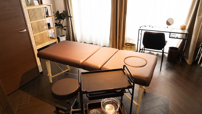 【銀座エリアで破格】東銀座5分・新富町1分・築地駅6分の好立地✨ラグジュアリーな隠れ家サロン/無料の備品充実でコスパ◎の写真1