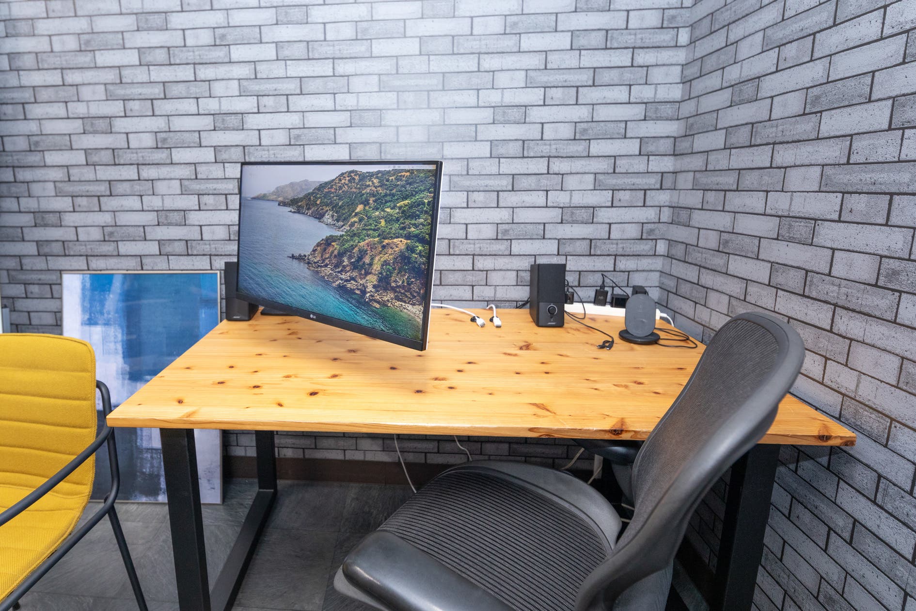 【リモートベースroom7】⚡️モノトーンな壁の５人用会議室⚡️コンパクトな本格撮影ブース⚡️物撮り・商品撮影などにの写真5