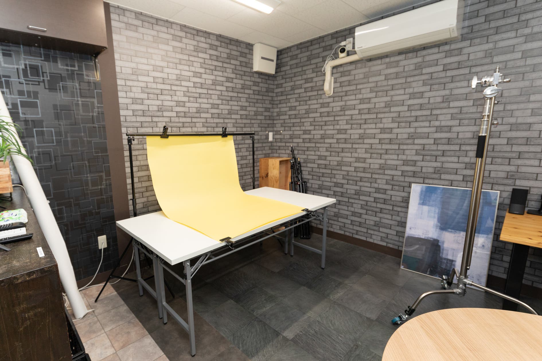 【リモートベースroom7】⚡️モノトーンな壁の５人用会議室⚡️コンパクトな本格撮影ブース⚡️物撮り・商品撮影などにの写真6
