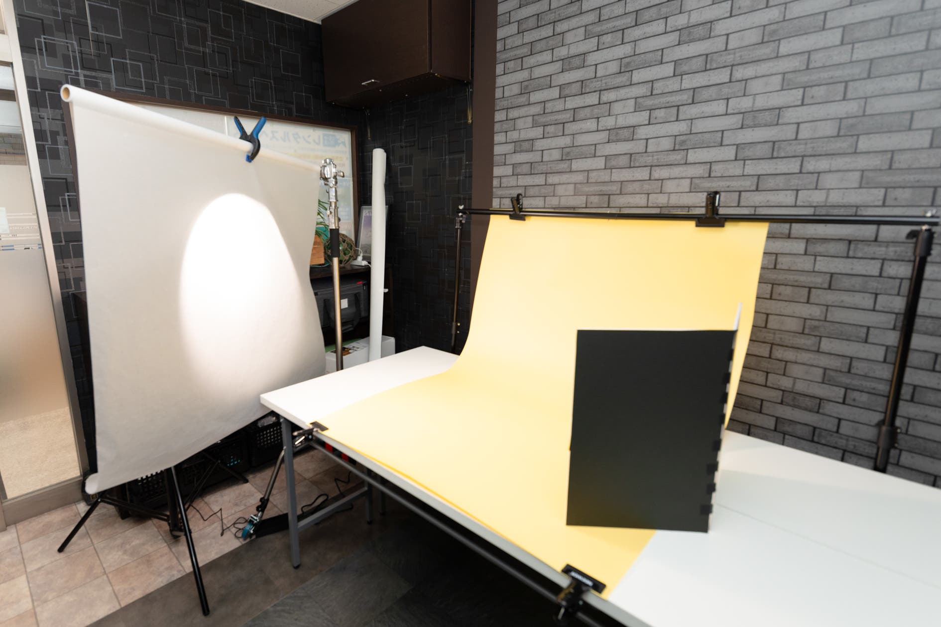 【リモートベースroom7】⚡️モノトーンな壁の５人用会議室⚡️コンパクトな本格撮影ブース⚡️物撮り・商品撮影などにの写真7