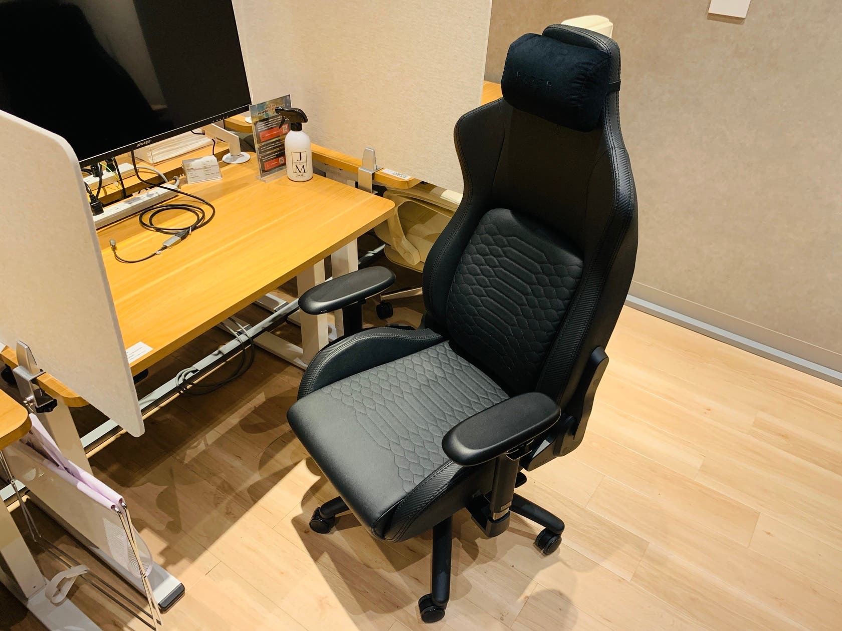 🌟定価8万円の高級チェア席🌟【新宿駅徒歩3分｜コワーキングスペース｜23(W)席】無料Wi-Fi/電源/31.5inモニターの写真1