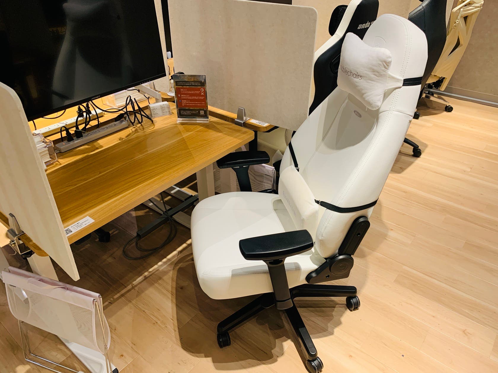 🌟定価6万円の高級チェア席🌟【新宿駅徒歩3分｜コワーキングスペース｜25(W)席】無料Wi-Fi/電源/31.5inモニターの写真1