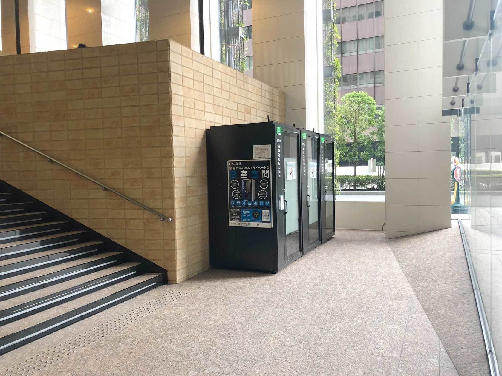 【テレキューブ】JAビルの個室型ワークブース（201-01）です。視線と音を遮る、プライベートな集中環境。の写真1