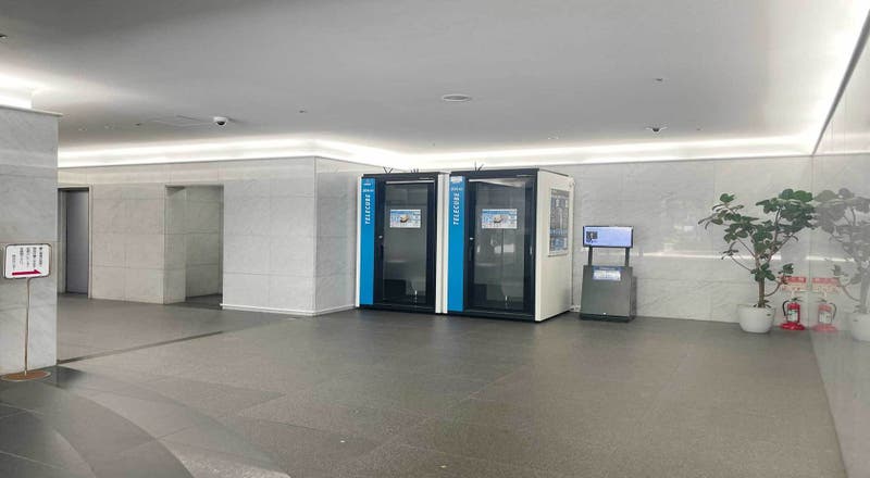 【テレキューブ】円山ニッセイビルの個室型ワークブース（204-02）です。視線と音を遮る、プライベートな集中環境。