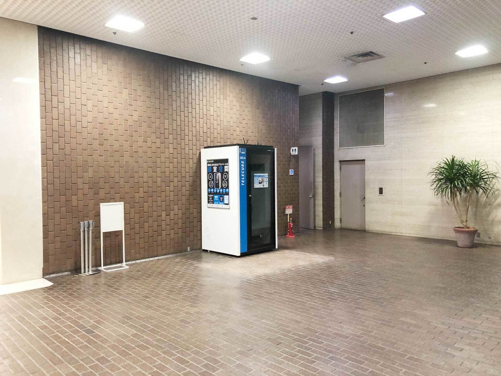 【テレキューブ】中之島センタービルの個室型ワークブース（205-01）です。視線と音を遮る、プライベートな集中環境。の写真1