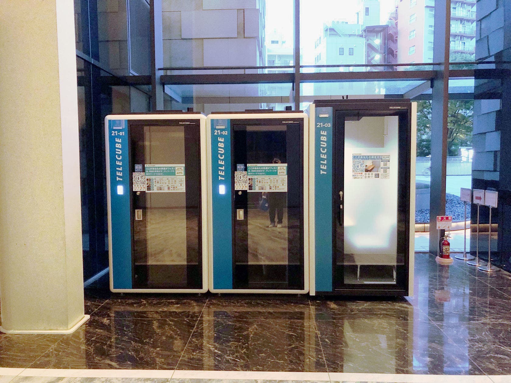 【テレキューブ】新宿イーストサイドスクエアの個室型ワークブース（21-02）です。視線と音を遮る、プライベートな集中環境。の写真1