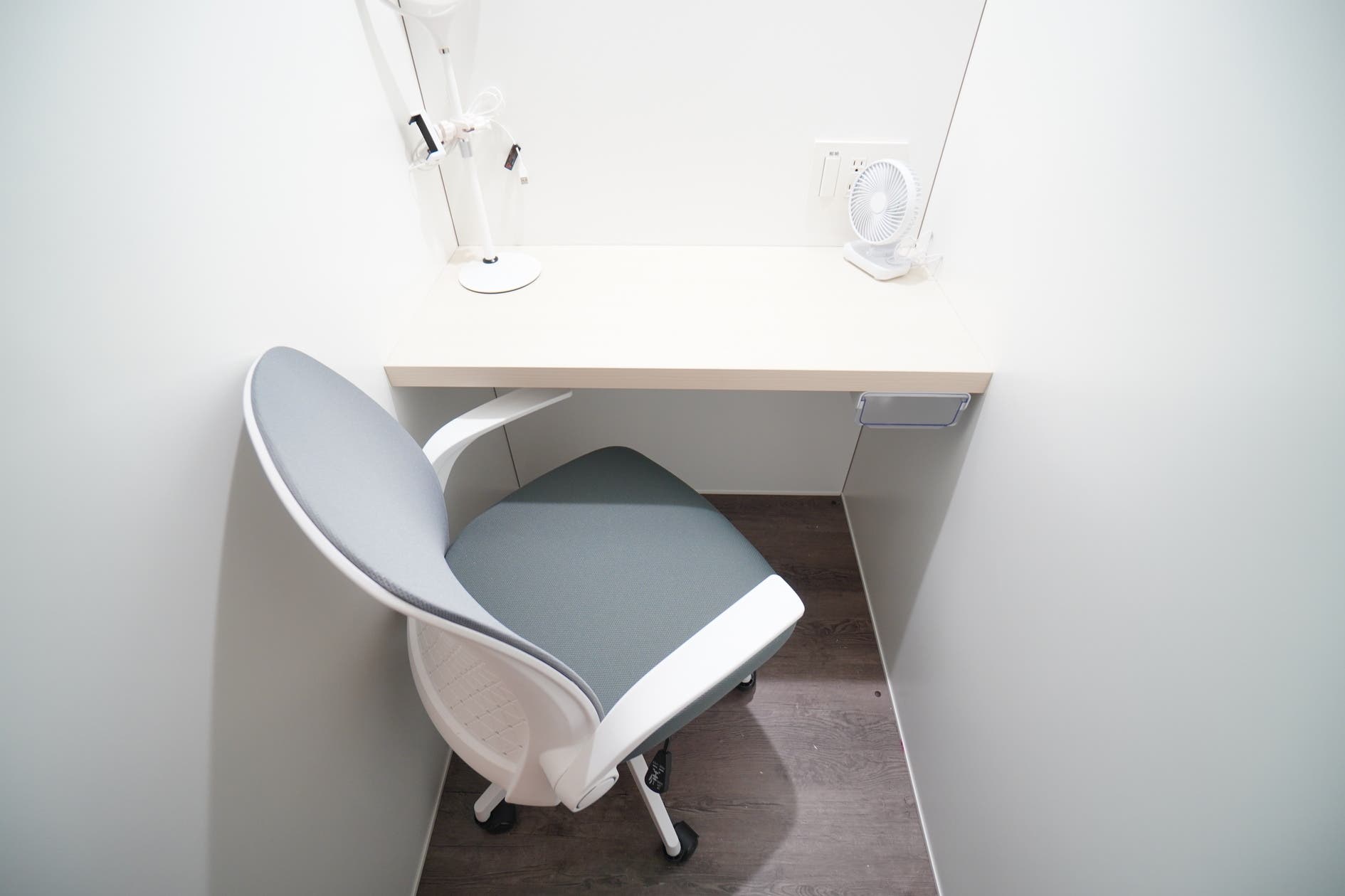 ＜ビズボ渋谷宮益坂No.1＞【換気ファン付完全個室】駅徒歩2分・ヒカリエ方面⭐光回線Wi-Fi📶電源🔌テレワーク/作業の写真1