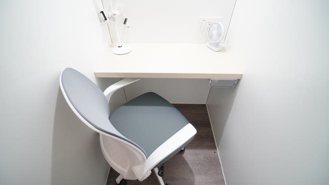 <ビズボ渋谷宮益坂No.1>【換気ファン付完全個室】駅徒歩2分・ヒカリエ方面⭐光回線Wi-Fi📶電源🔌テレワーク/作業の写真1