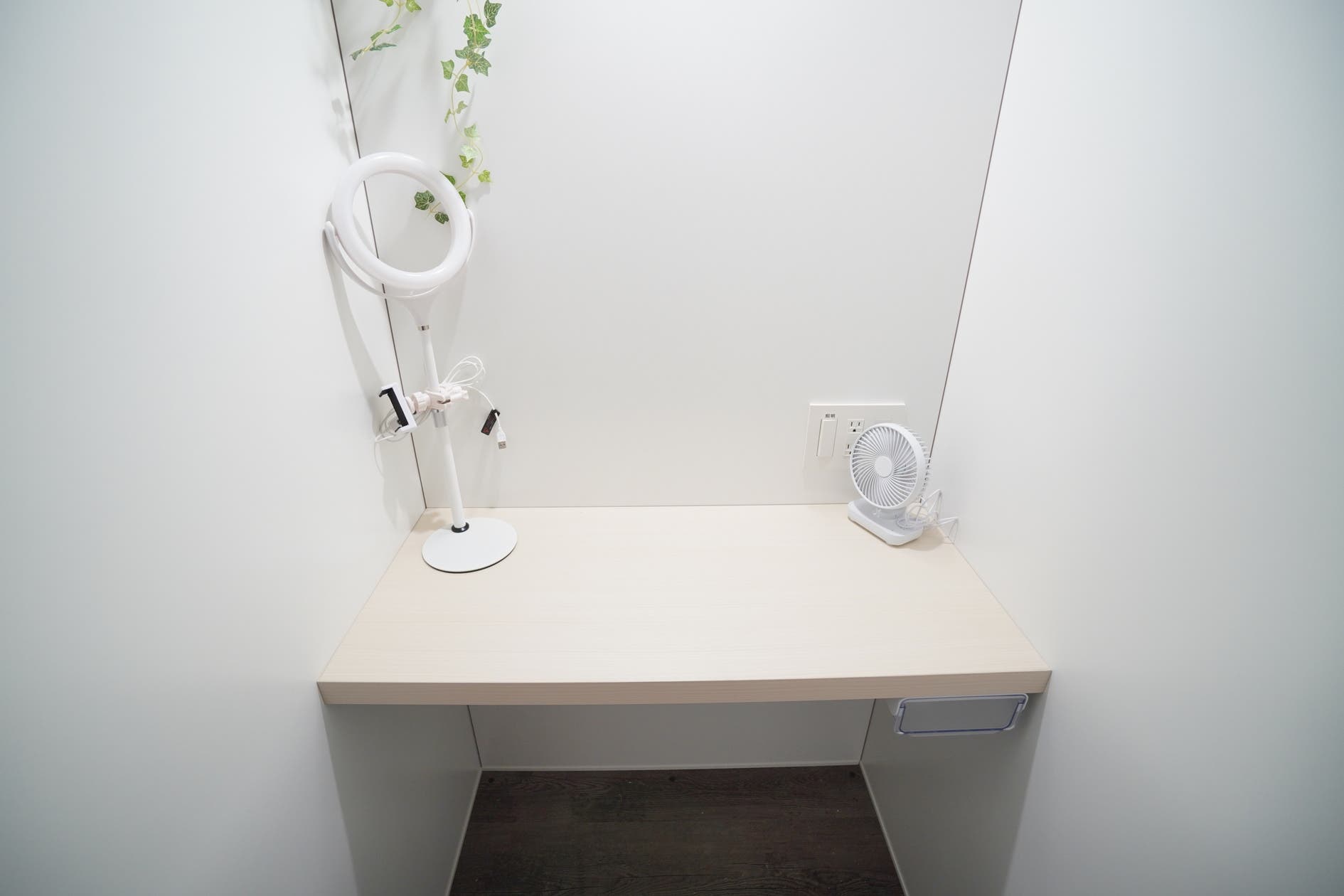 ＜ビズボ渋谷宮益坂No.1＞【換気ファン付完全個室】駅徒歩2分・ヒカリエ方面⭐光回線Wi-Fi📶電源🔌テレワーク/作業の写真3