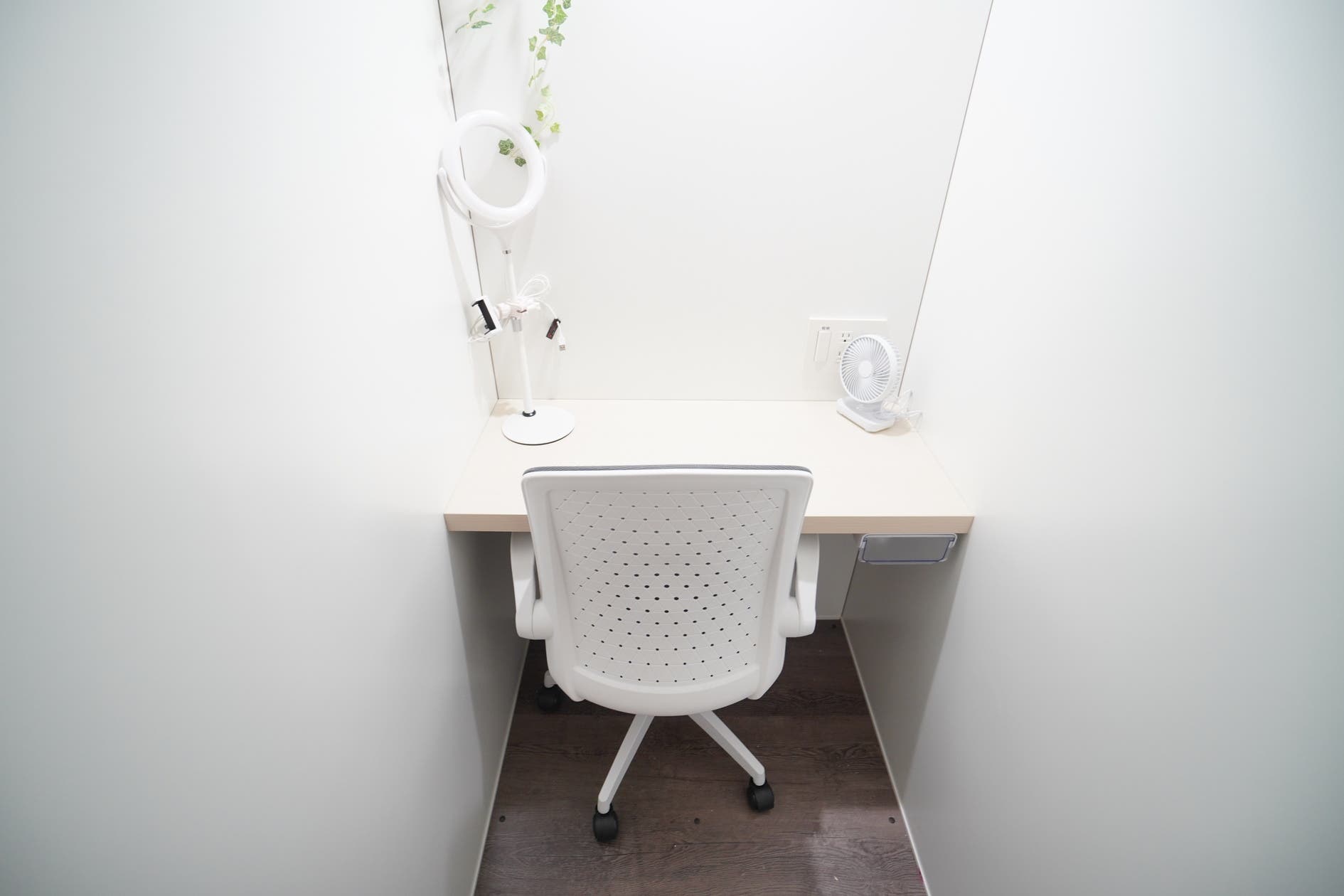 ＜ビズボ渋谷宮益坂No.1＞【換気ファン付完全個室】駅徒歩2分・ヒカリエ方面⭐光回線Wi-Fi📶電源🔌テレワーク/作業の写真4