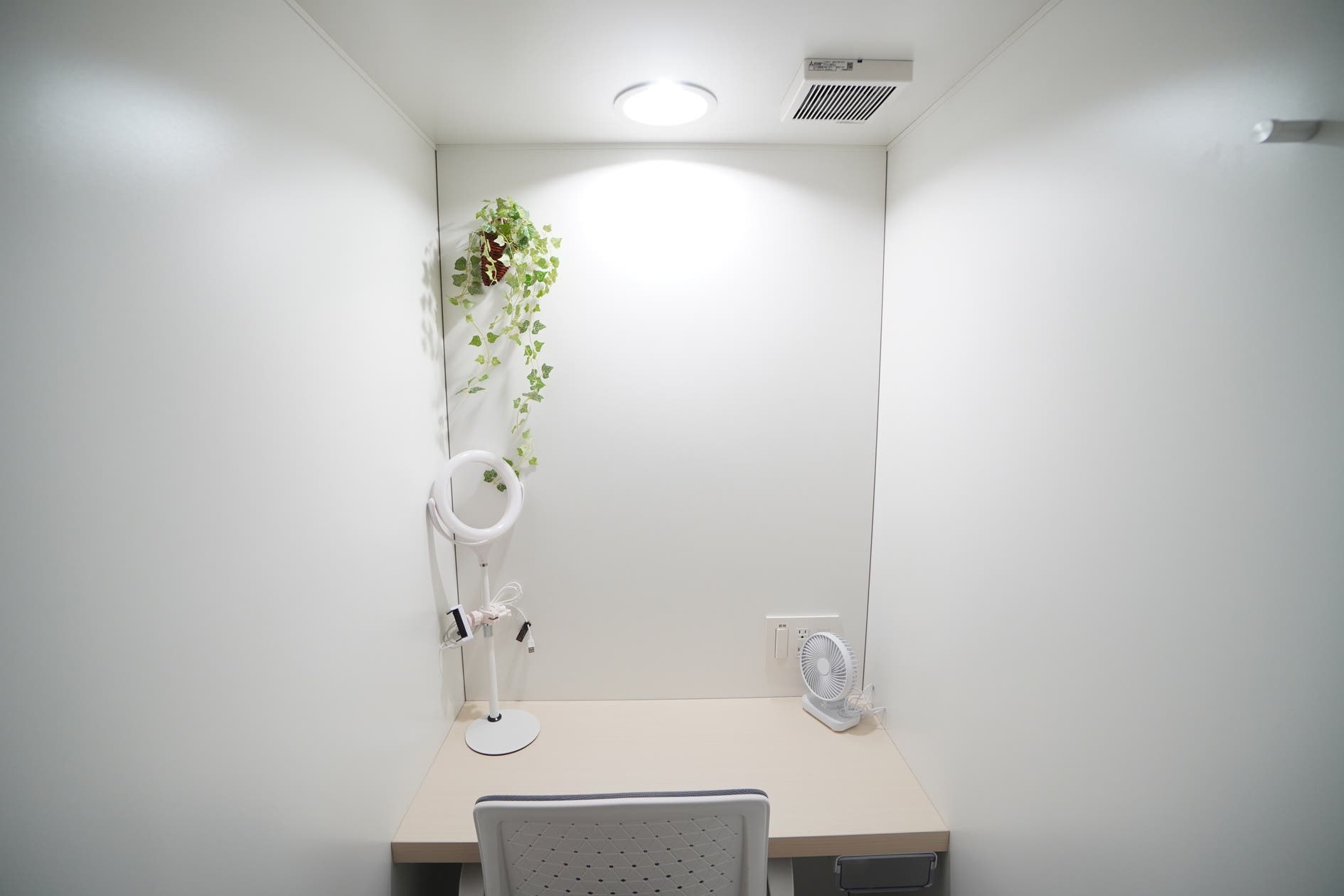 ＜ビズボ渋谷宮益坂No.1＞【換気ファン付完全個室】駅徒歩2分・ヒカリエ方面⭐光回線Wi-Fi📶電源🔌テレワーク/作業の写真5