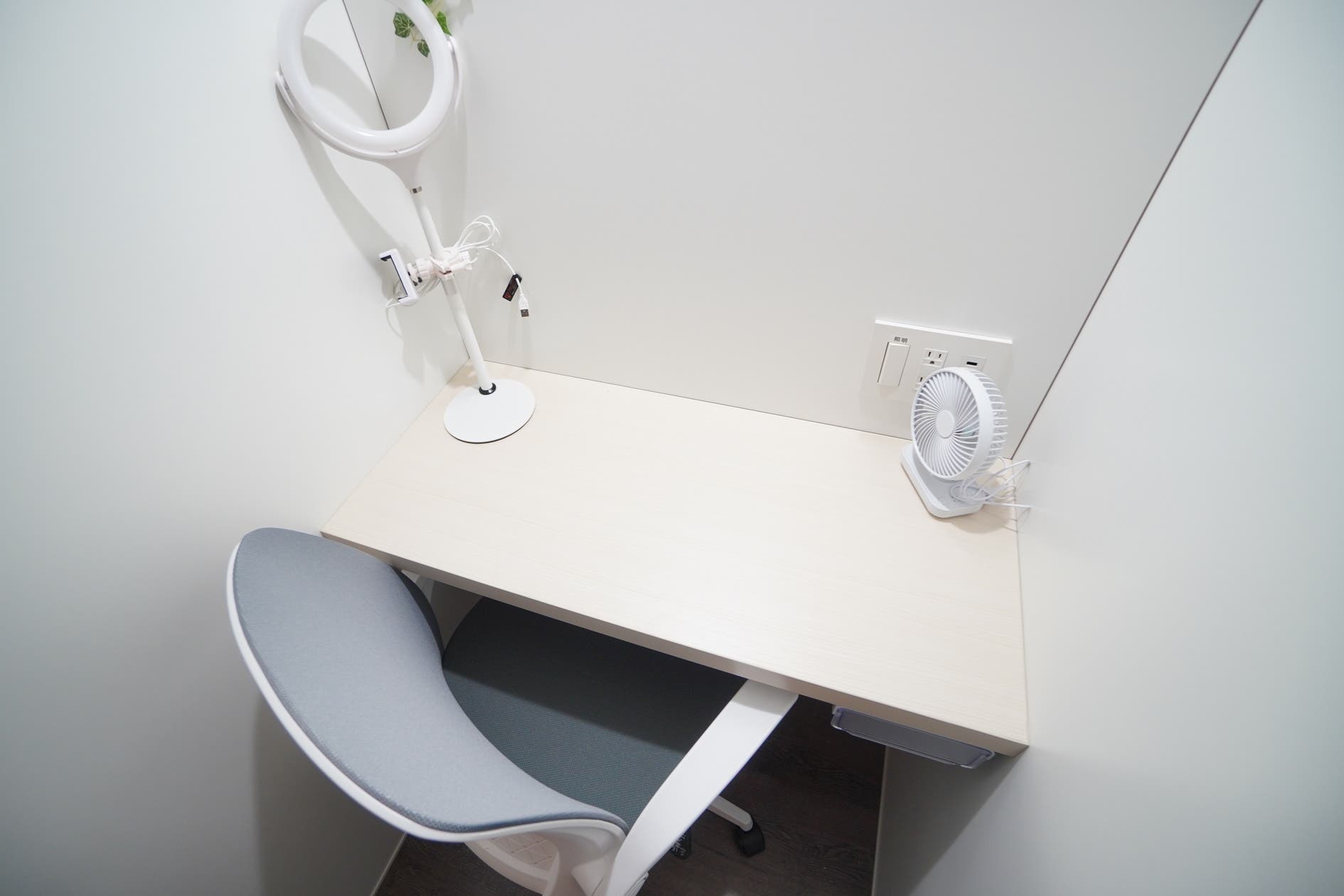 ＜ビズボ渋谷宮益坂No.1＞【換気ファン付完全個室】駅徒歩2分・ヒカリエ方面⭐光回線Wi-Fi📶電源🔌テレワーク/作業の写真6