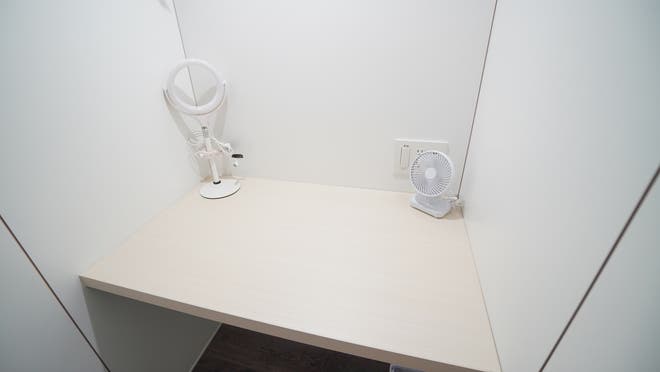 <ビズボ渋谷宮益坂No.3>【換気ファン付完全個室】駅徒歩2分・ヒカリエ方面⭐光回線Wi-Fi📶電源🔌テレワーク/作業の写真3