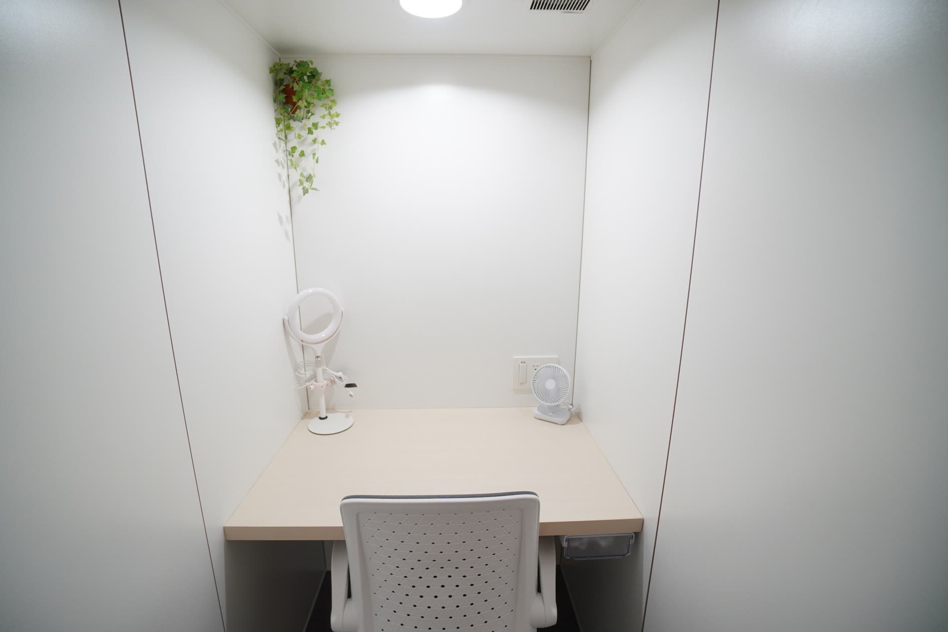 ＜ビズボ渋谷宮益坂No.3＞【換気ファン付完全個室】駅徒歩2分・ヒカリエ方面⭐光回線Wi-Fi📶電源🔌テレワーク/作業の写真4