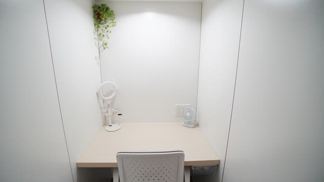 <ビズボ渋谷宮益坂No.3>【換気ファン付完全個室】駅徒歩2分・ヒカリエ方面⭐光回線Wi-Fi📶電源🔌テレワーク/作業の写真4