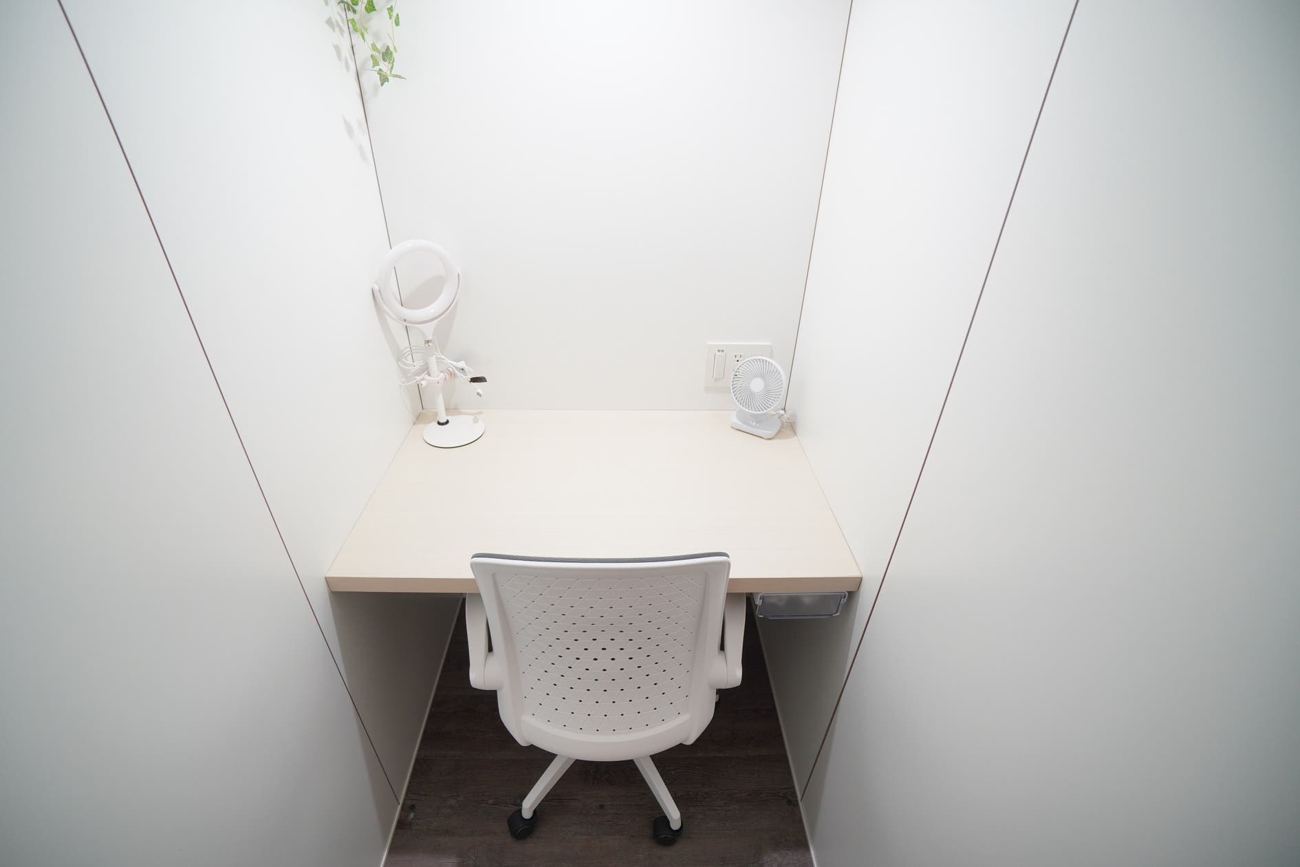 ＜ビズボ渋谷宮益坂No.3＞【換気ファン付完全個室】駅徒歩2分・ヒカリエ方面⭐光回線Wi-Fi📶電源🔌テレワーク/作業の写真5