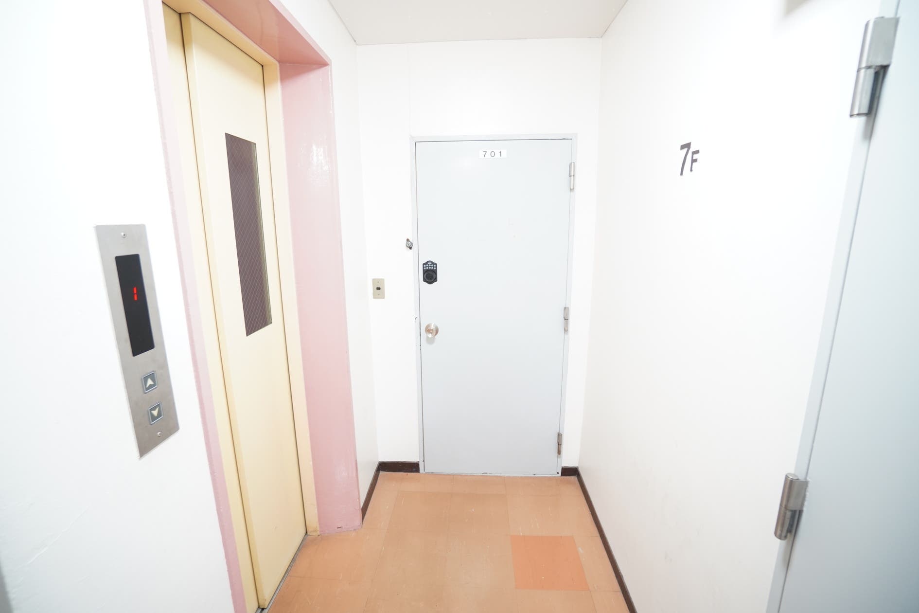 ＜ビズボ渋谷宮益坂No.3＞【換気ファン付完全個室】駅徒歩2分・ヒカリエ方面⭐光回線Wi-Fi📶電源🔌テレワーク/作業の写真12