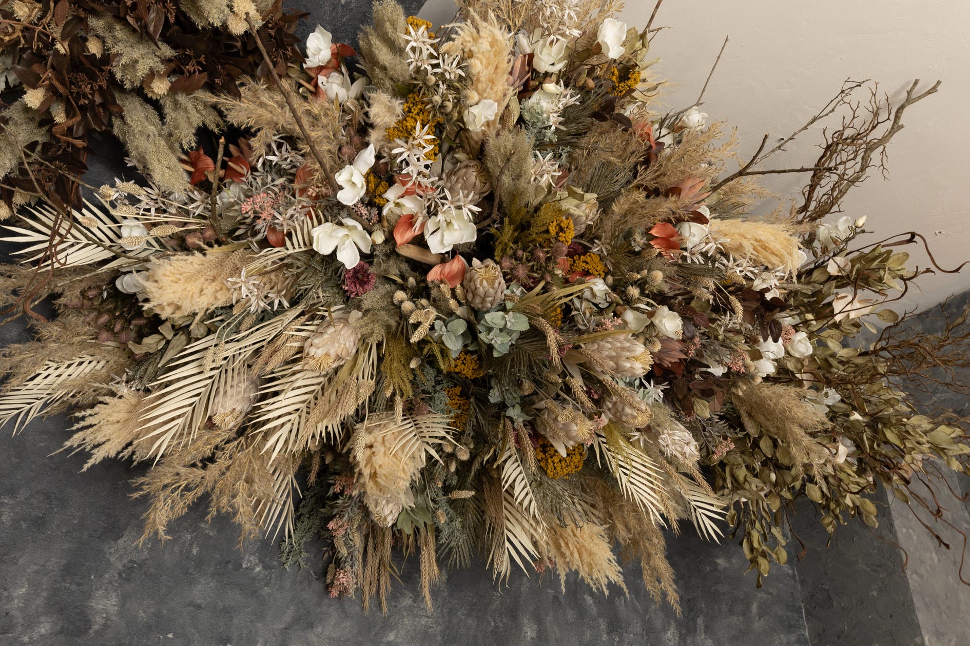 満月のグラデーションと超大型ドライフラワー造形｜一日中自然光が降り注ぐ本格撮影スタジオ｜大型バルコニー有の写真15