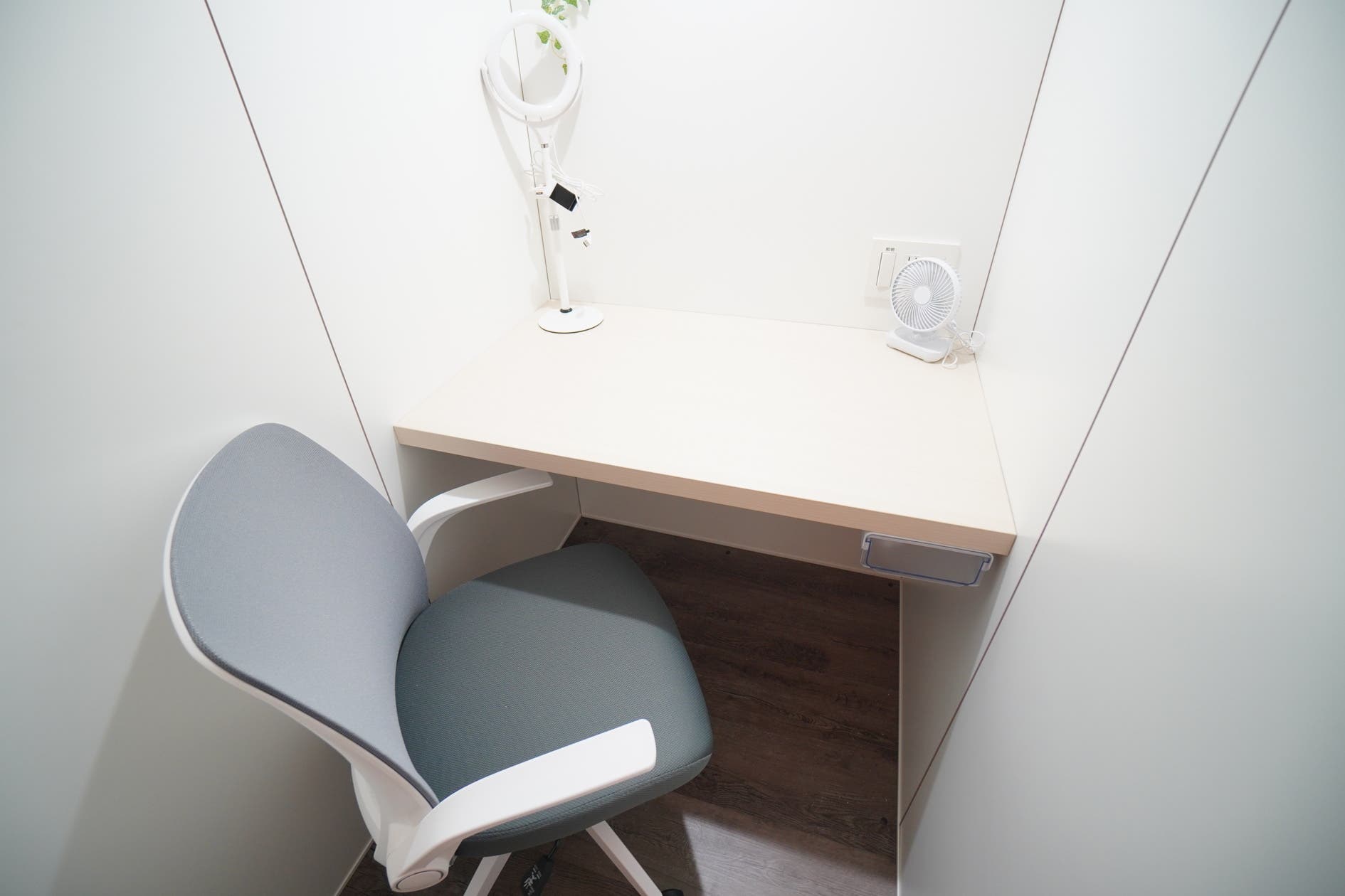 ＜ビズボ渋谷宮益坂No.4＞【換気ファン付完全個室】駅徒歩2分・ヒカリエ方面⭐光回線Wi-Fi📶電源🔌テレワーク/作業の写真1