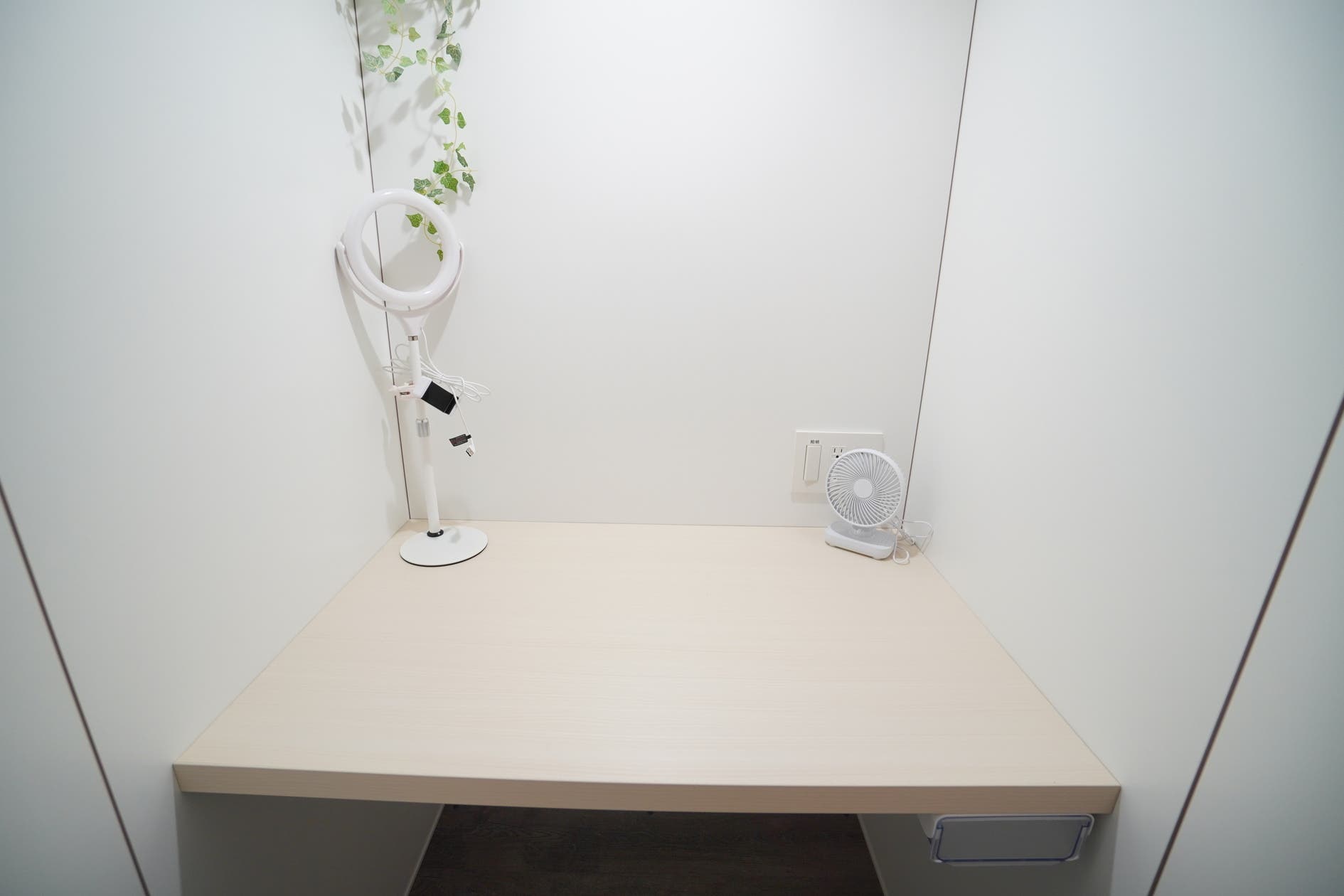 ＜ビズボ渋谷宮益坂No.4＞【換気ファン付完全個室】駅徒歩2分・ヒカリエ方面⭐光回線Wi-Fi📶電源🔌テレワーク/作業の写真3