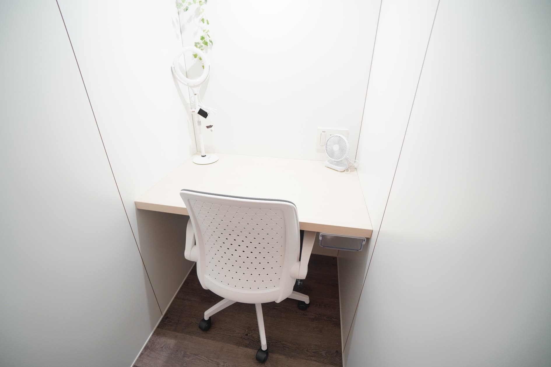 ＜ビズボ渋谷宮益坂No.4＞【換気ファン付完全個室】駅徒歩2分・ヒカリエ方面⭐光回線Wi-Fi📶電源🔌テレワーク/作業の写真4