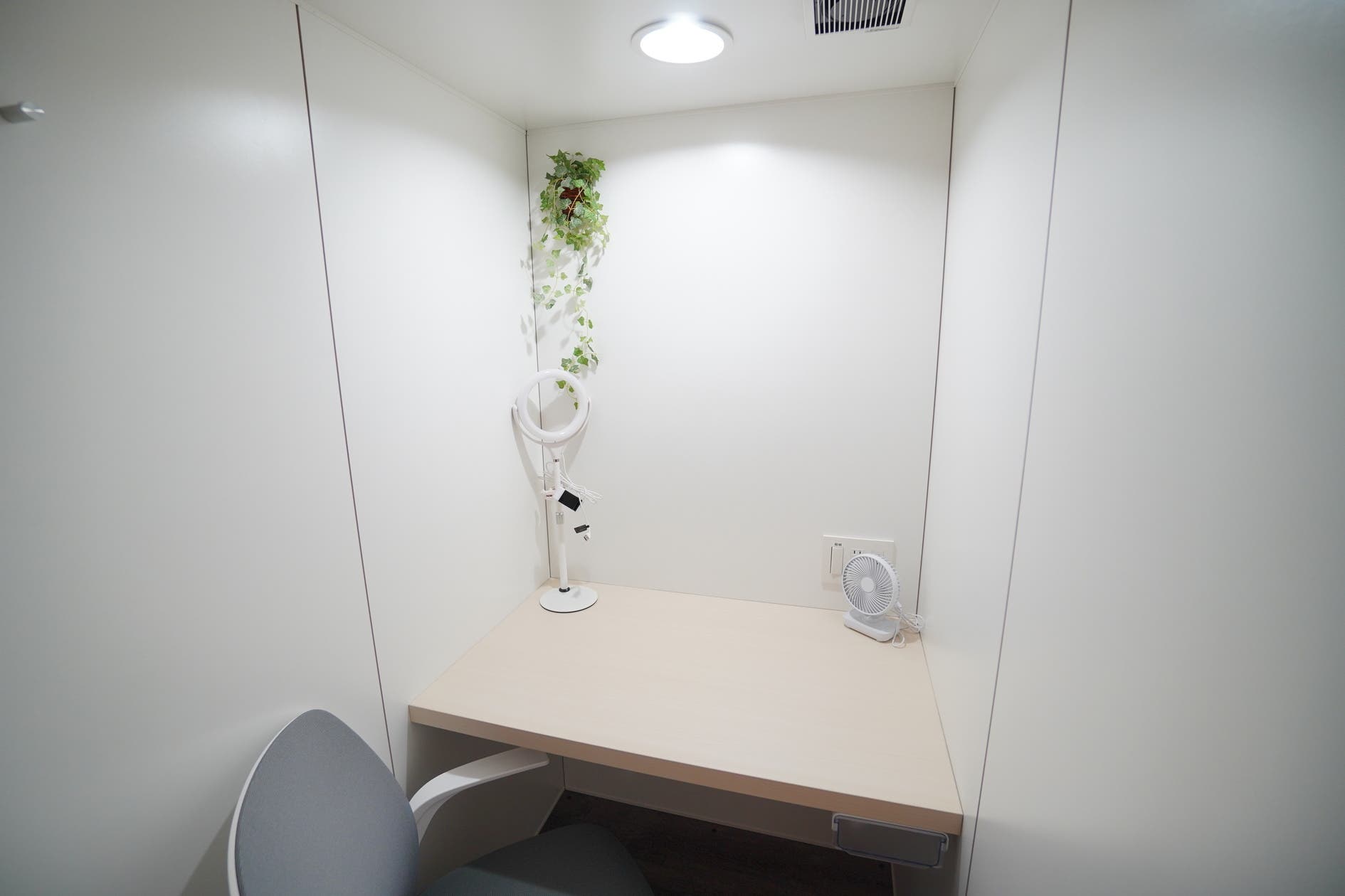 ＜ビズボ渋谷宮益坂No.4＞【換気ファン付完全個室】駅徒歩2分・ヒカリエ方面⭐光回線Wi-Fi📶電源🔌テレワーク/作業の写真5