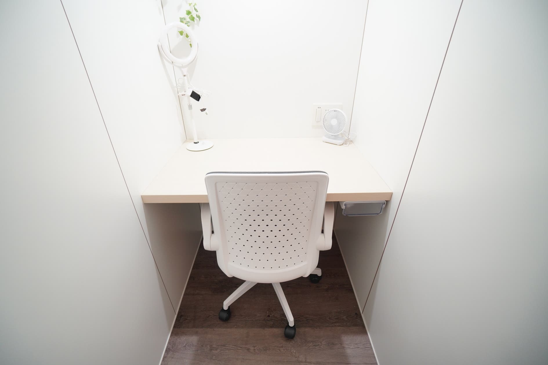 ＜ビズボ渋谷宮益坂No.4＞【換気ファン付完全個室】駅徒歩2分・ヒカリエ方面⭐光回線Wi-Fi📶電源🔌テレワーク/作業の写真6