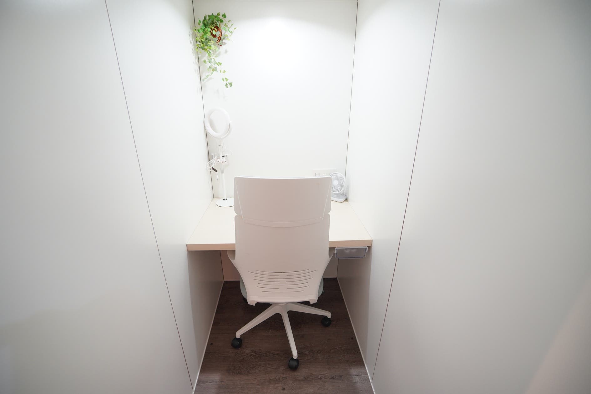 ＜ビズボ渋谷宮益坂No.6＞【換気ファン付完全個室】駅徒歩2分・ヒカリエ方面⭐光回線Wi-Fi📶電源🔌テレワーク/作業の写真4