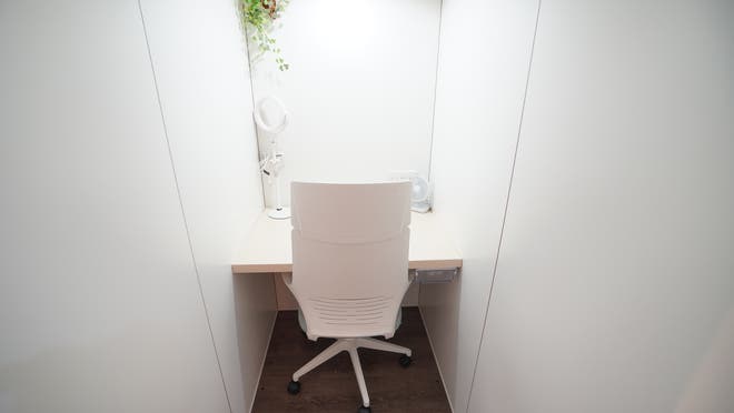 <ビズボ渋谷宮益坂No.6>【換気ファン付完全個室】駅徒歩2分・ヒカリエ方面⭐光回線Wi-Fi📶電源🔌テレワーク/作業の写真4