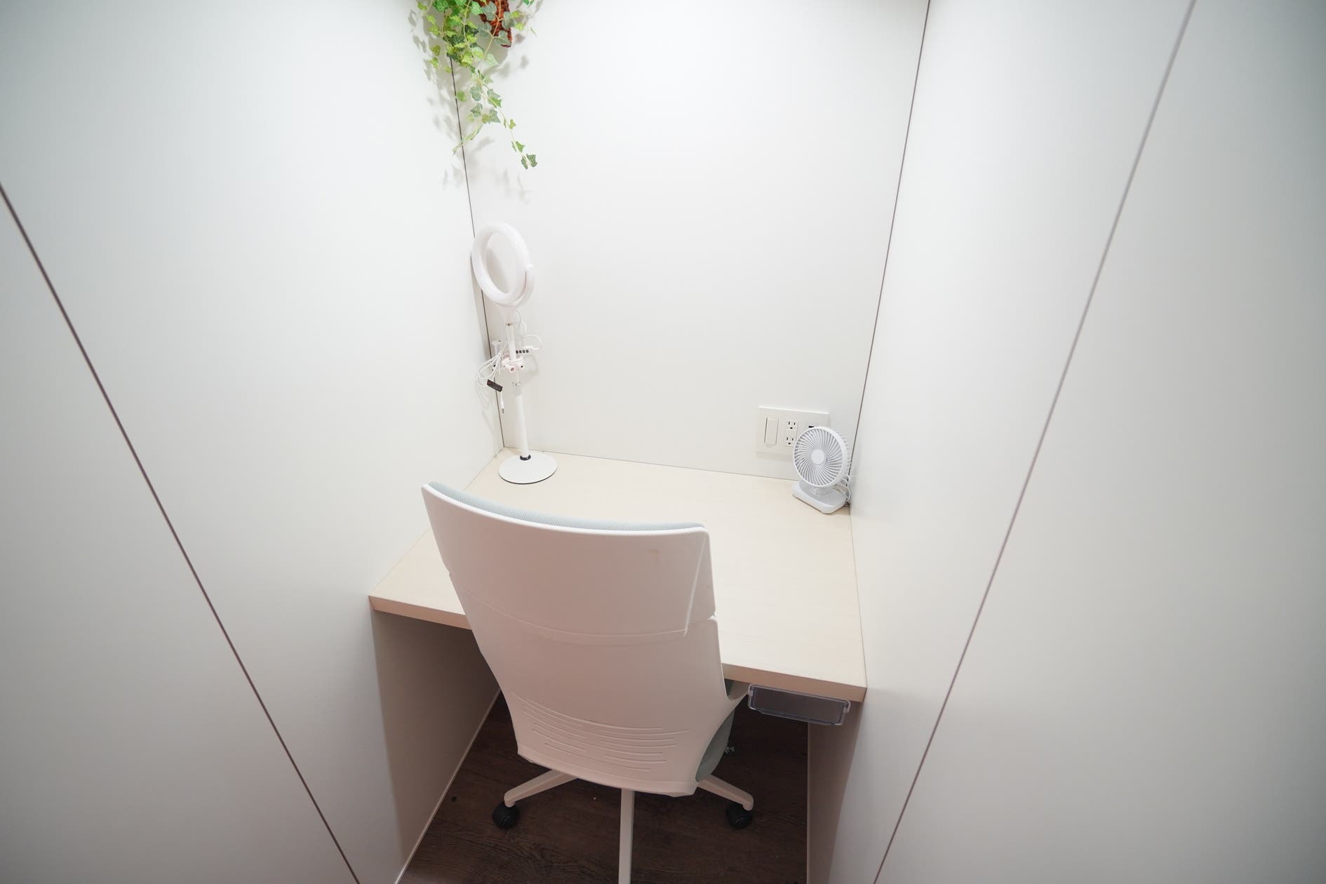 ＜ビズボ渋谷宮益坂No.6＞【換気ファン付完全個室】駅徒歩2分・ヒカリエ方面⭐光回線Wi-Fi📶電源🔌テレワーク/作業の写真5