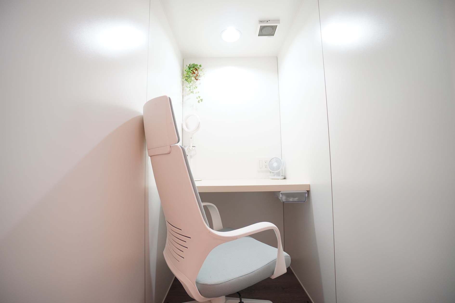 ＜ビズボ渋谷宮益坂No.6＞【換気ファン付完全個室】駅徒歩2分・ヒカリエ方面⭐光回線Wi-Fi📶電源🔌テレワーク/作業の写真6