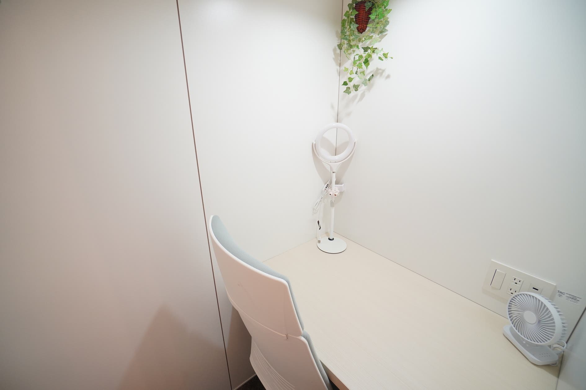 ＜ビズボ渋谷宮益坂No.7＞【換気ファン付完全個室】駅徒歩2分・ヒカリエ方面⭐光回線Wi-Fi📶電源🔌テレワーク/作業の写真4