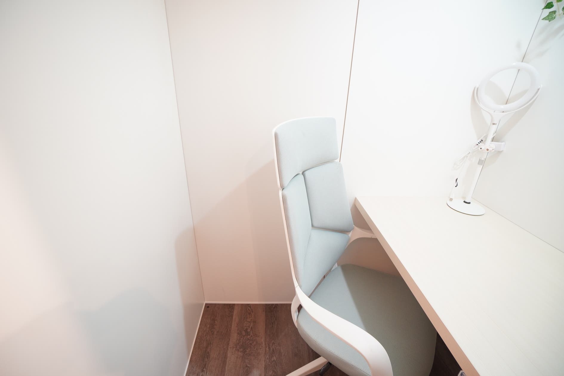 ＜ビズボ渋谷宮益坂No.7＞【換気ファン付完全個室】駅徒歩2分・ヒカリエ方面⭐光回線Wi-Fi📶電源🔌テレワーク/作業の写真5