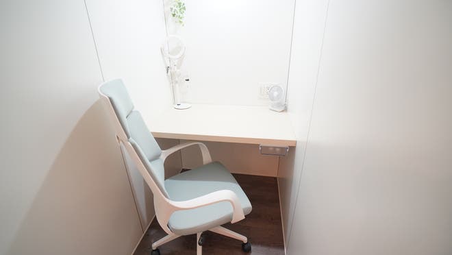 <ビズボ渋谷宮益坂No.8>【換気ファン付完全個室】駅徒歩2分・ヒカリエ方面⭐光回線Wi-Fi📶電源🔌テレワーク/作業の写真1