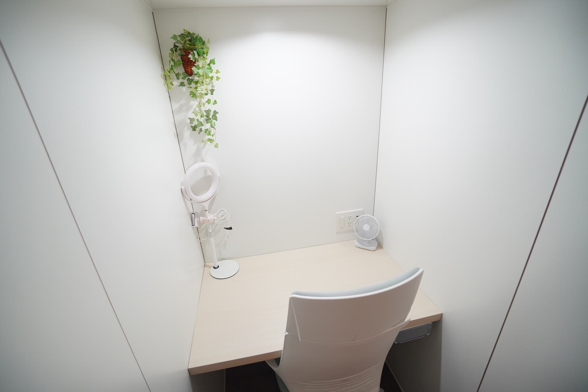 ＜ビズボ渋谷宮益坂No.8＞【換気ファン付完全個室】駅徒歩2分・ヒカリエ方面⭐光回線Wi-Fi📶電源🔌テレワーク/作業の写真4