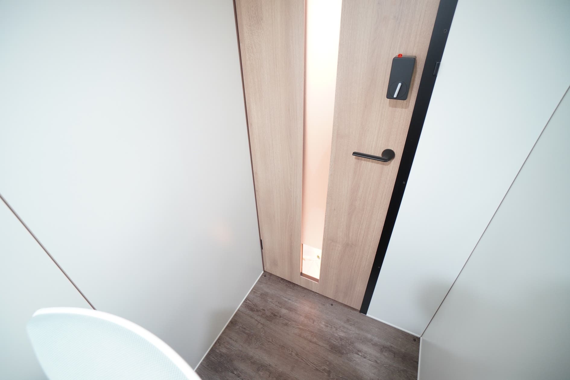 ＜ビズボ渋谷宮益坂No.8＞【換気ファン付完全個室】駅徒歩2分・ヒカリエ方面⭐光回線Wi-Fi📶電源🔌テレワーク/作業の写真5