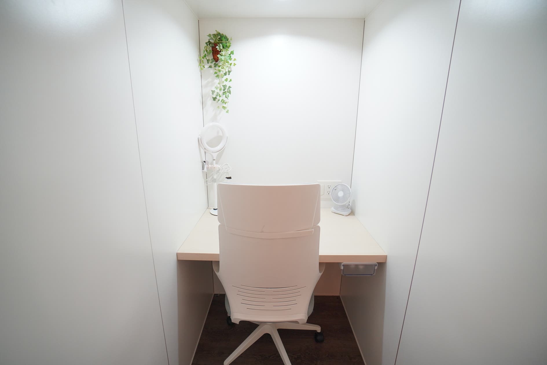 ＜ビズボ渋谷宮益坂No.8＞【換気ファン付完全個室】駅徒歩2分・ヒカリエ方面⭐光回線Wi-Fi📶電源🔌テレワーク/作業の写真6